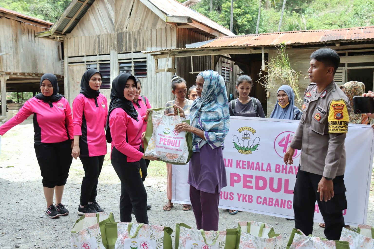 HUT ke – 43 Yayasan Kemala Bhayangkari, Warga Miskin dan Lansia Dusun ...